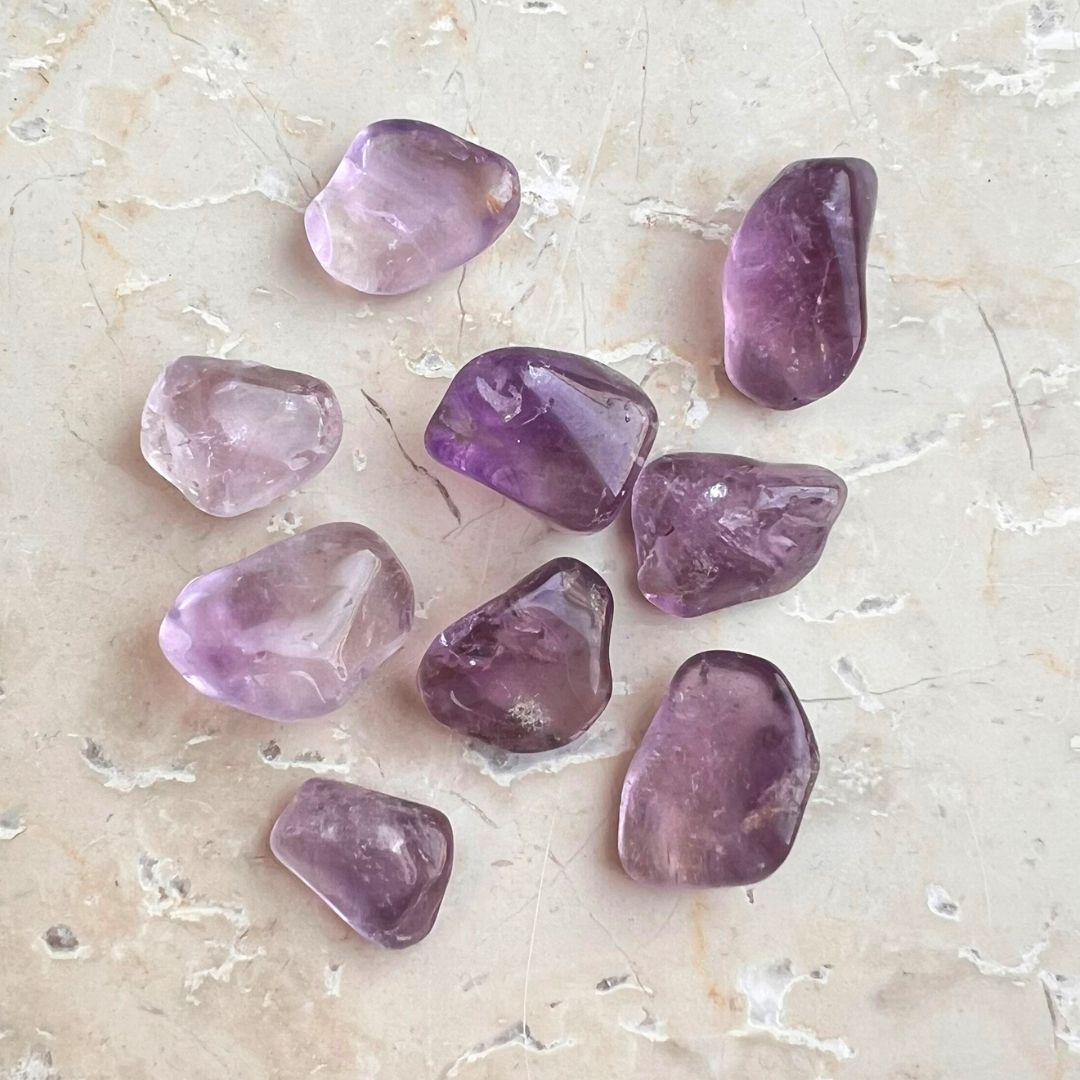 Amethyst as tumbled/tumbled stone – Kristallrummet