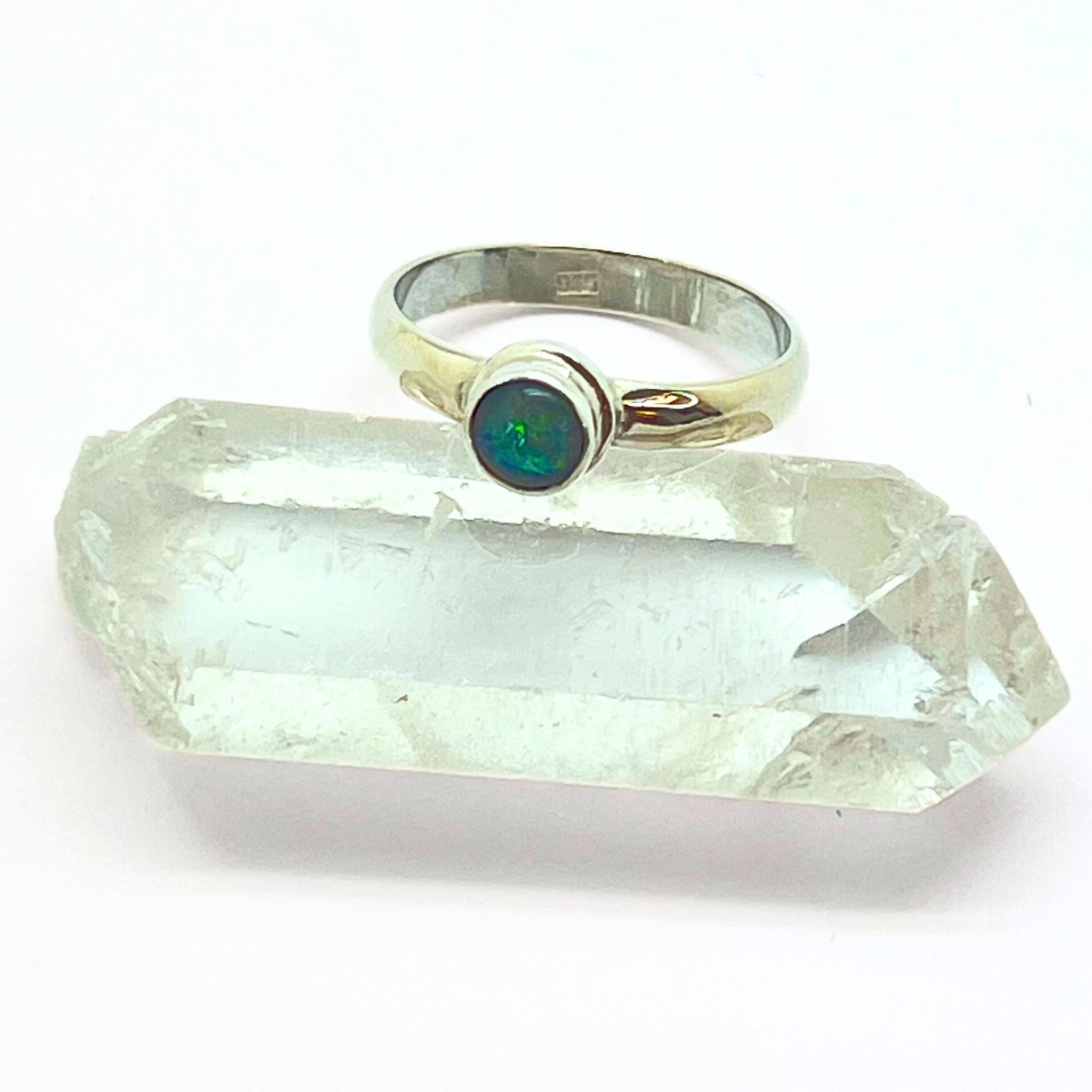 Opalring med silverkant – Kristallrummet
